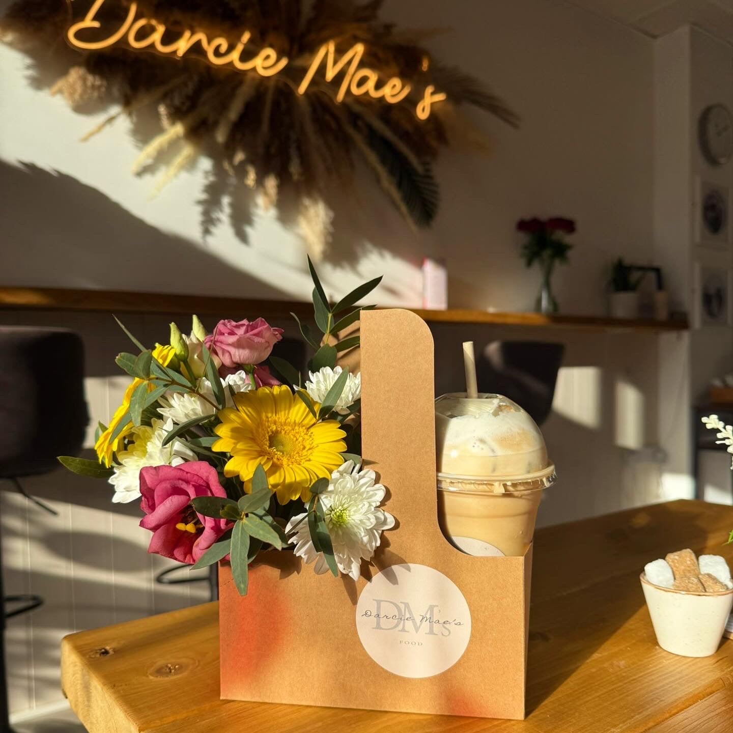 PRE ORDER Valentine's Day Flowers And Drink – Darcie Mae's